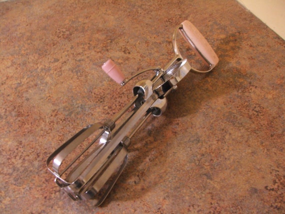 1950s ECKO Flint Egg beater / Hand Mixer with PINK Handle