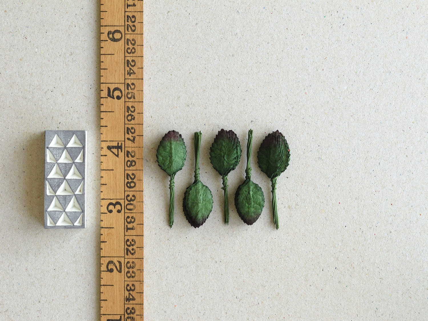 50 Tiny Paper Leaves XXS Green rose leaves with wire stems