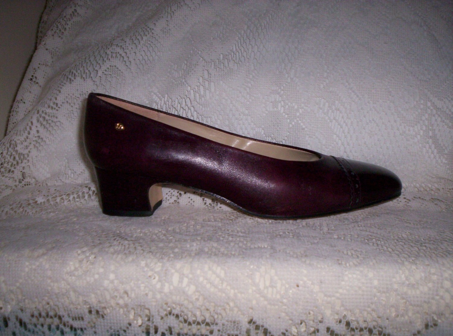 Vintage Ladies Leather Pumps by Etienne Aigner Size 8 Only 6 USD