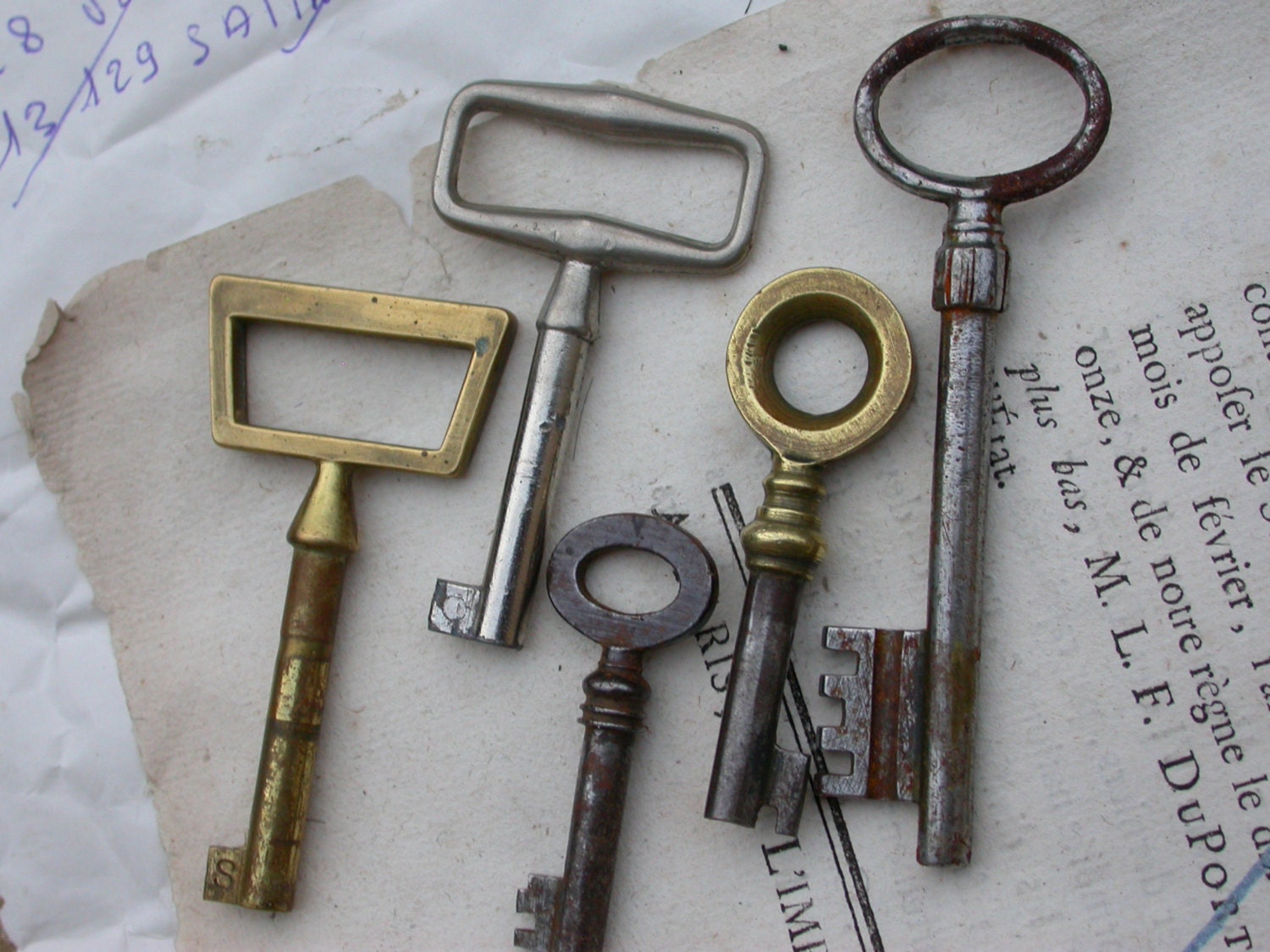 5 Antique 19th century key collection Bronze key gold key stainless ...