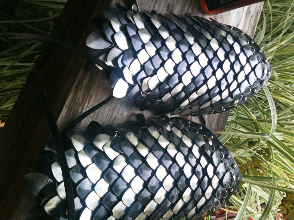 Dragon Scale Arm Bracer by TriDeDanaShop on Etsy