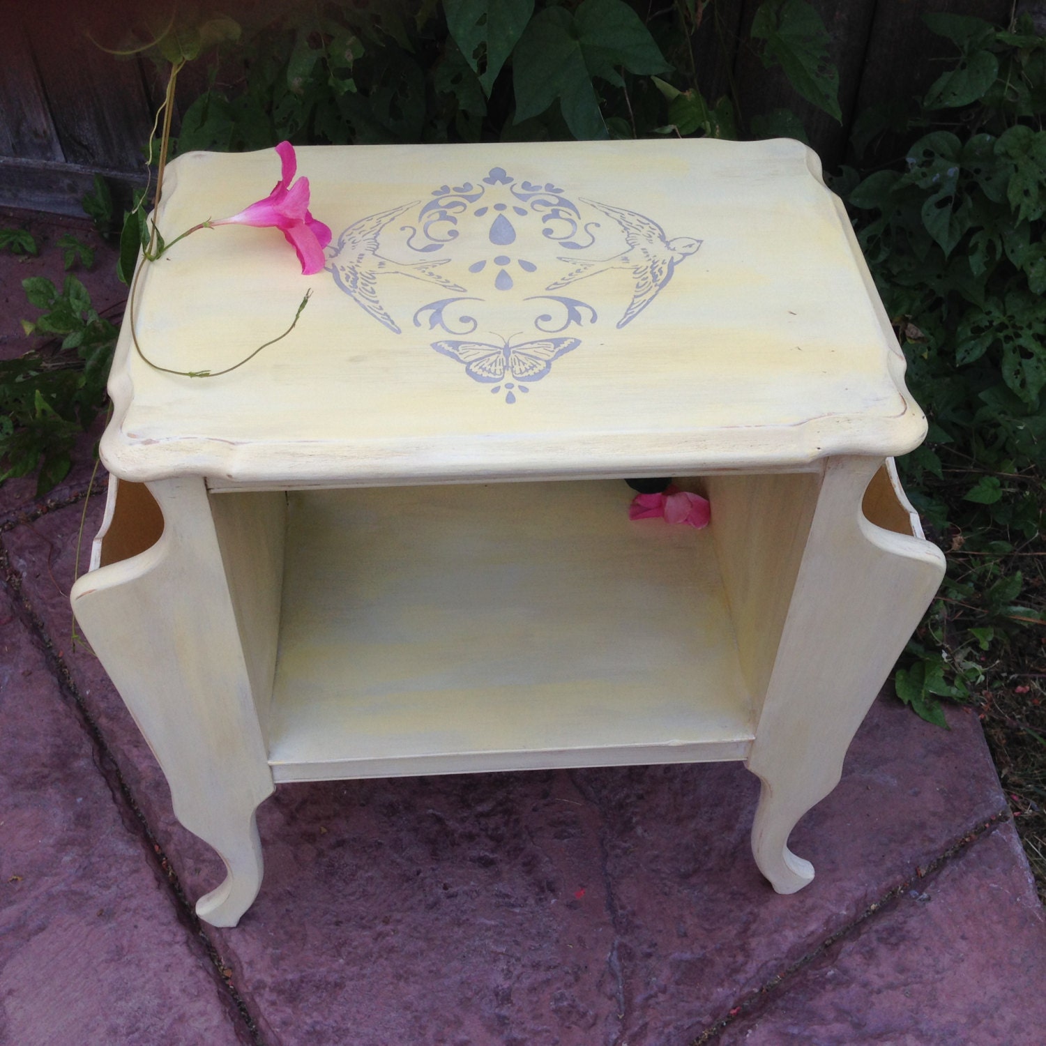 SOLD****Vintage cottage style 1940’s end table with shelf and magazine ...
