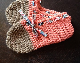 Items similar to Salmon Crochet Cuff with White Flower Button on Etsy