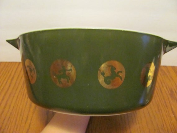 Pyrex Zodiac Casserole Dish 2.5 Qt Gold Green by MamabirdsVintage