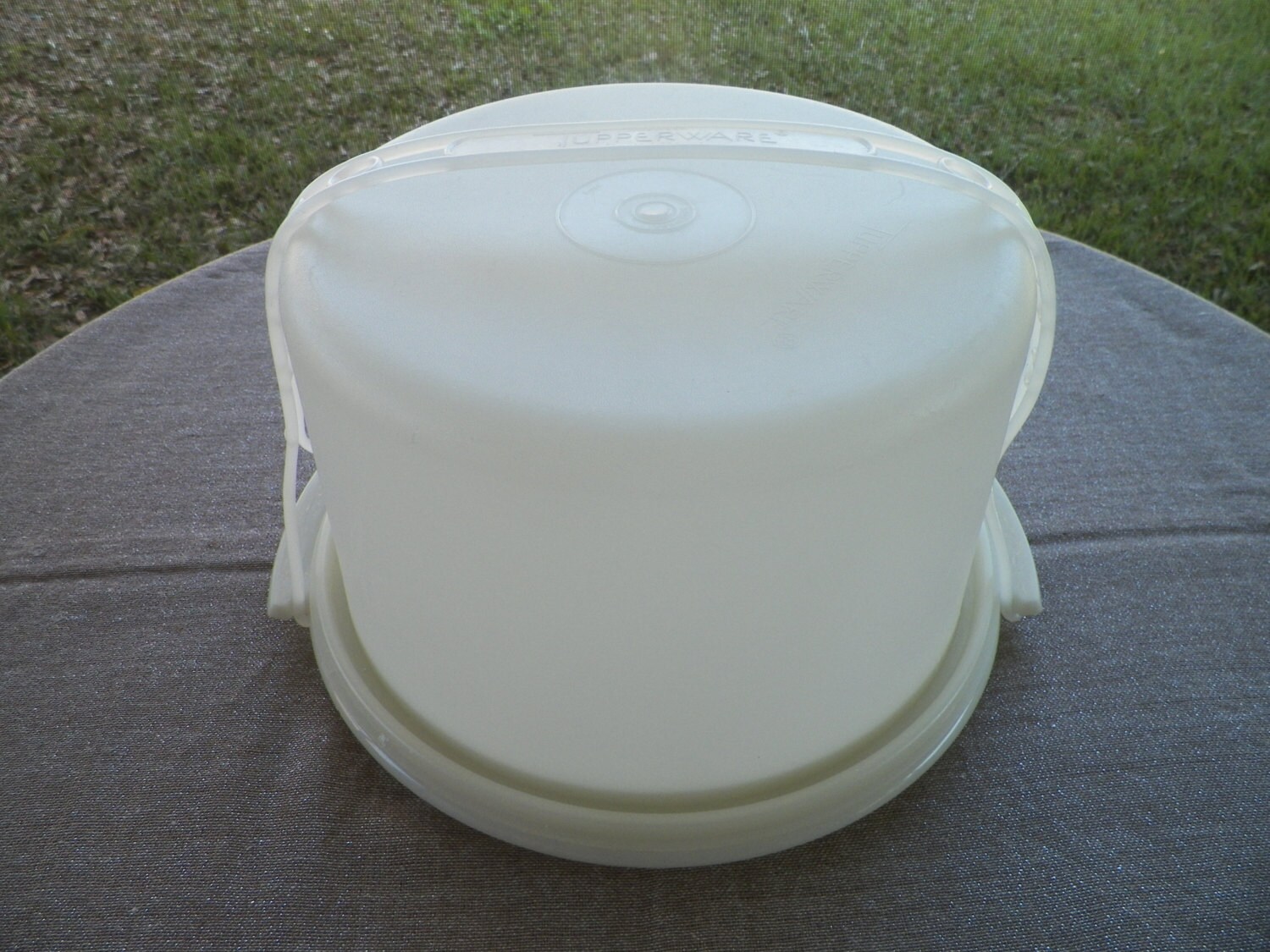 Tupperware Covered Cake Plate with Handle – Haute Juice