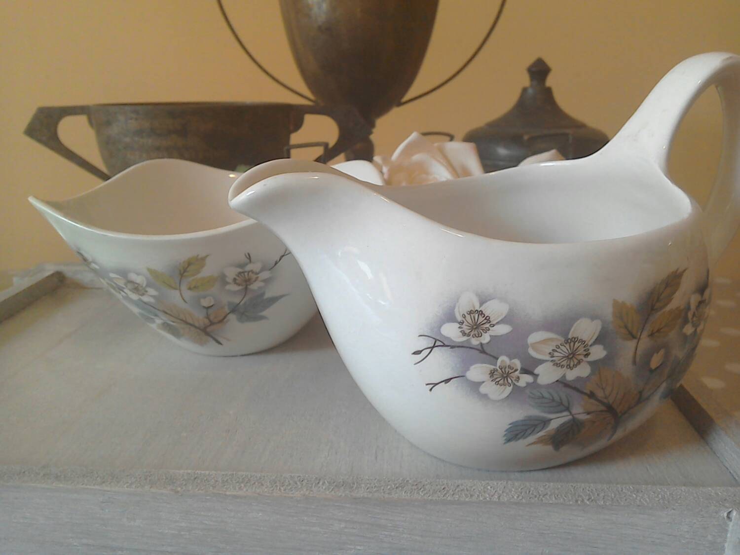 Midwinter style craft fashion shape milk jug and sugar bowl – Haute Juice