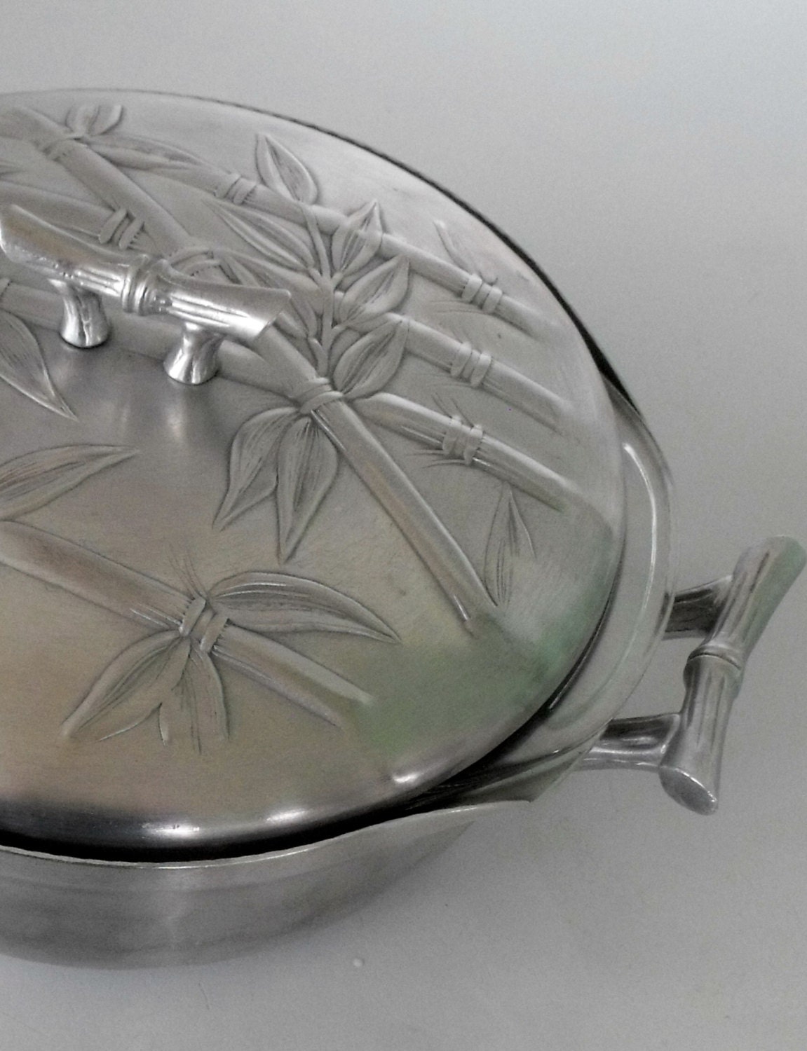 Vintage Pyrex 1 1/2 quart casserole with beautiful hammered aluminum ...