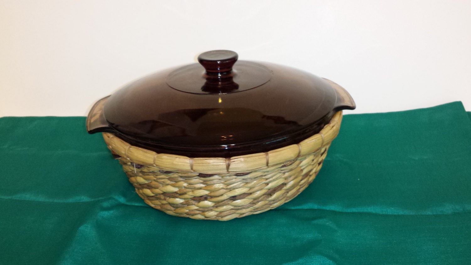 Pyrex by Corning 1.5 QT Round amber casserole dish with lid in