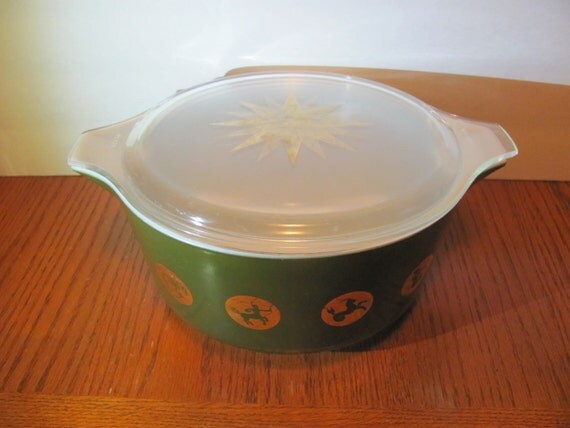 Pyrex Zodiac Casserole Dish 2.5 Qt Gold Green by MamabirdsVintage