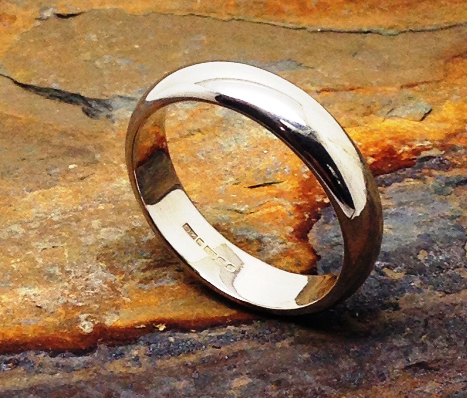 Simple and traditional wedding ring 9k white gold by PreciousShell