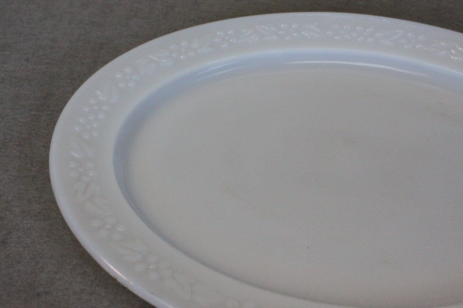 White Milk Glass Platter with flower and leaf embossed design – Haute Juice