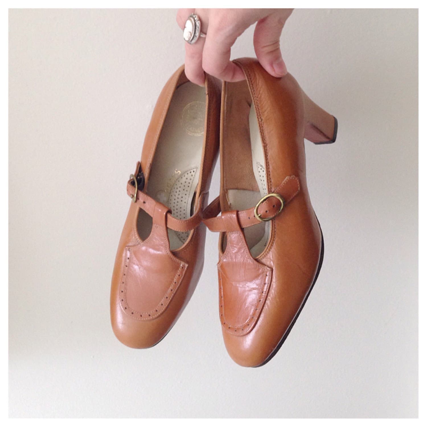 Vintage 1970s leather WHITE CROSS nurses shoes by xforevervintagex