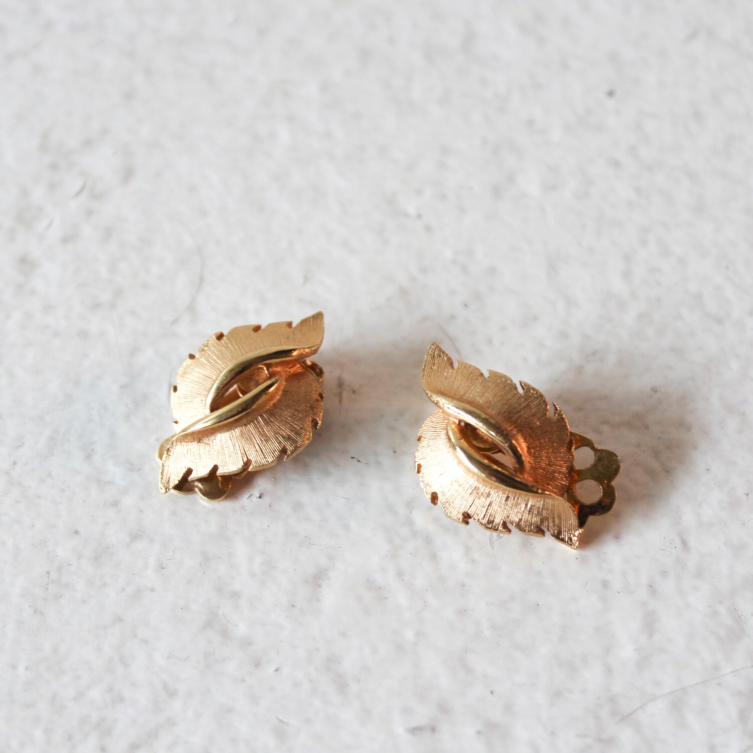 Vintage 1960s Small Gold Twist Clip On Earrings – Haute Juice
