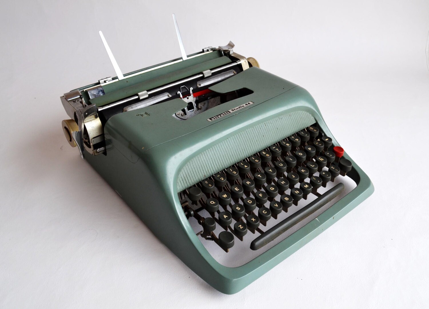 Vintage teal OLIVETTI studio 44 portable typewriter. – oldschooltypers