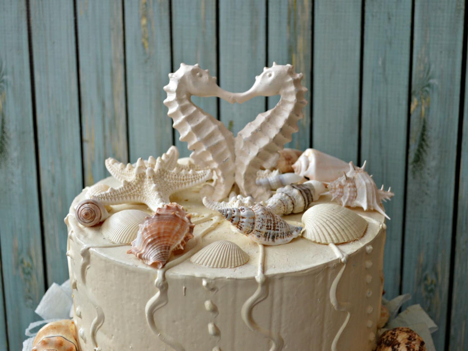 seahorse-wedding-cake topper-distressed-kissing-seahorse cake