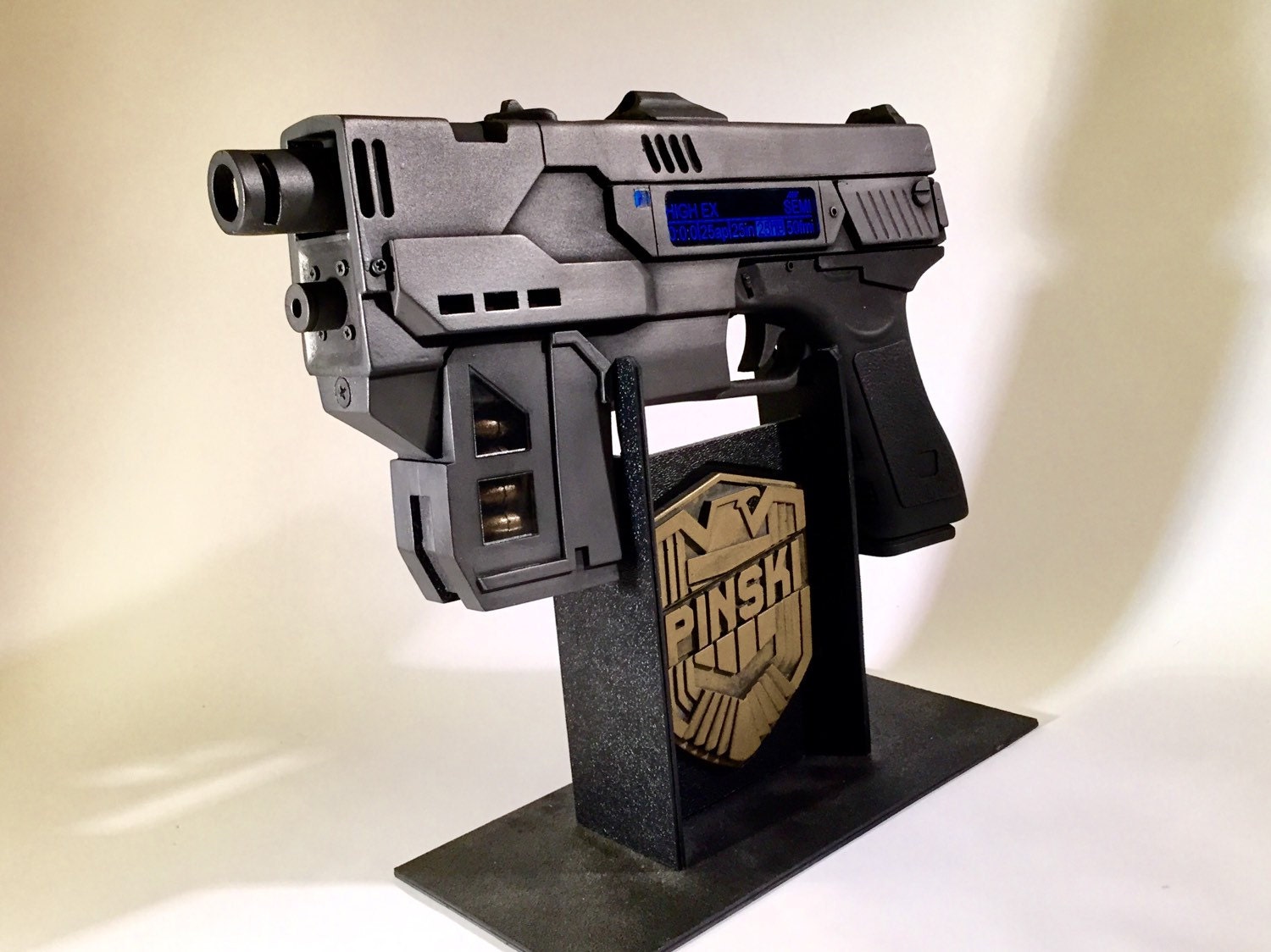 Dredd 3D Lawgiver MKII prop gun kit with display and rounds