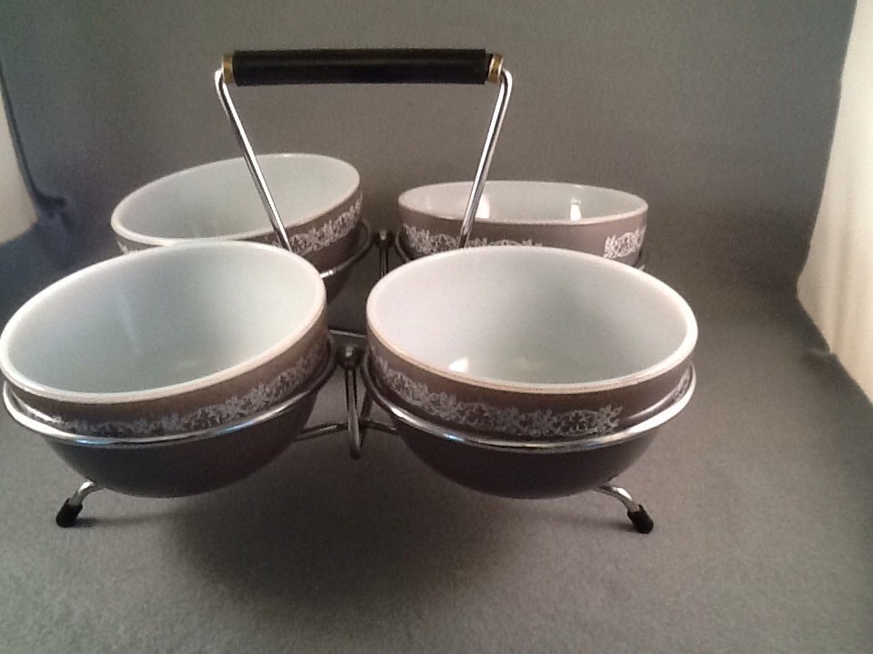 Pyrex bowls on stand – Haute Juice