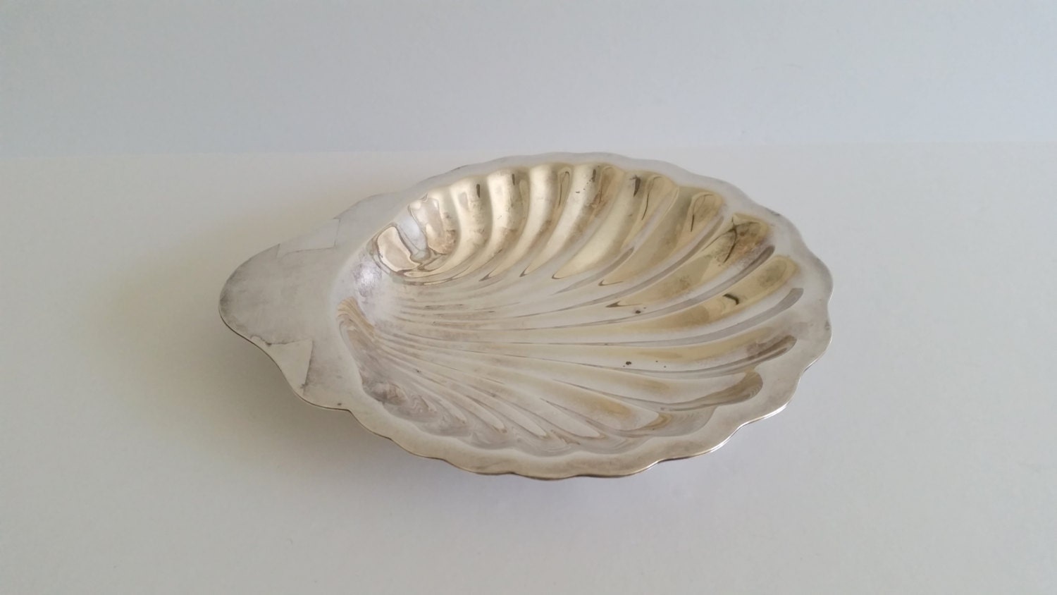 Vintage Oneida Silversmiths Scallop or Clam-Shell Shaped Serving Tray ...