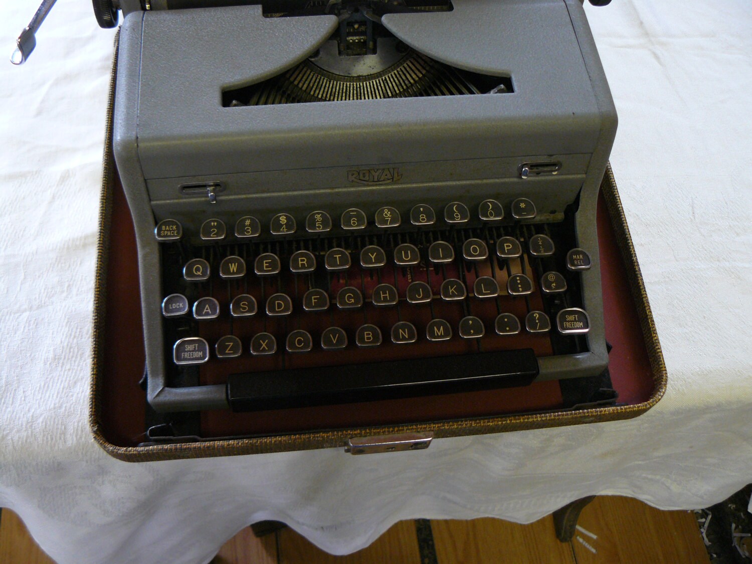 vintage royal arrow typewriter with case – oldschooltypers