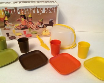 Tupperware Toys Mini Party Set Cake Carrier Plates Cups 10 pc Complete