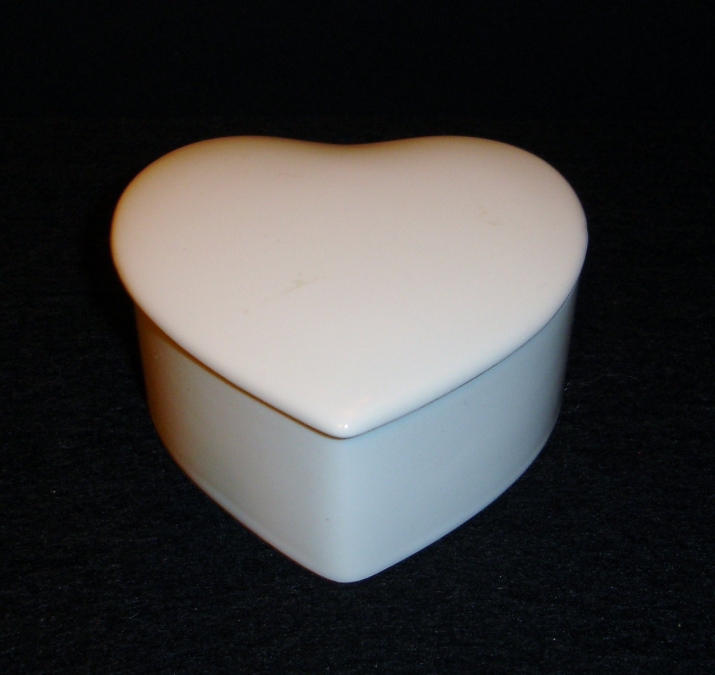 Elegant White Porcelain Heart Shaped Keepsake Box Japan – Haute Juice