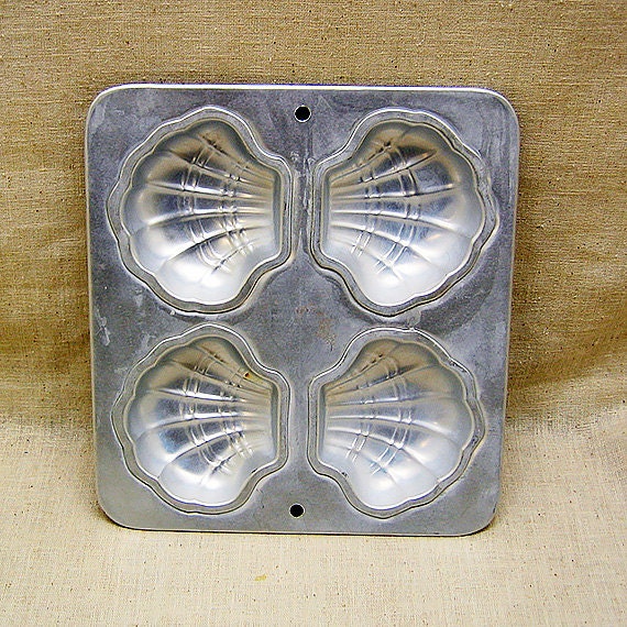 Wilton Cake Pan Four Individual Shell Shaped by TommysKitchenstuff