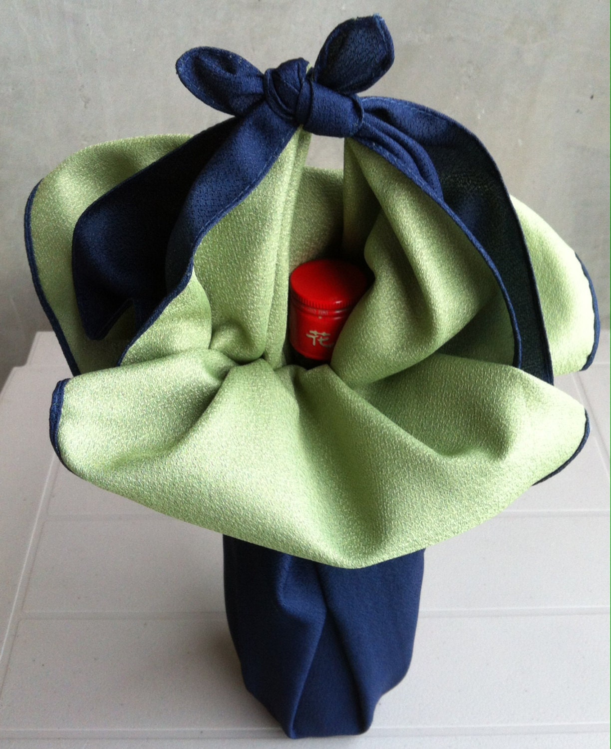 Fabric Gift Wrap, 70 x 70 cm 100% synthetic silk – subtle deep blue and ...