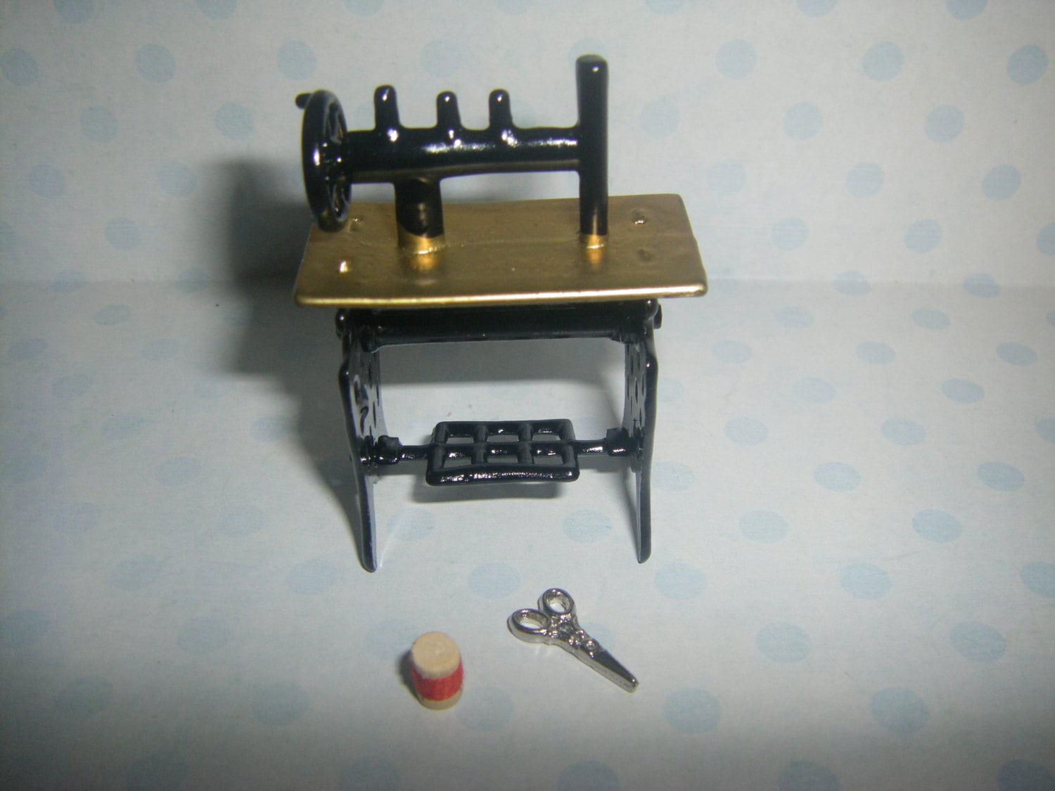 Miniature Old Fashioned Metal Sewing Machine Plus Extras 1/12 scale ...