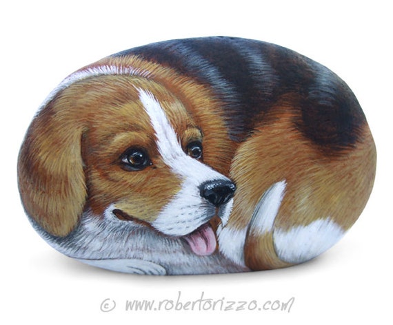 Sweet Beagle Painted on A Sea Stone Rock Art by Roberto