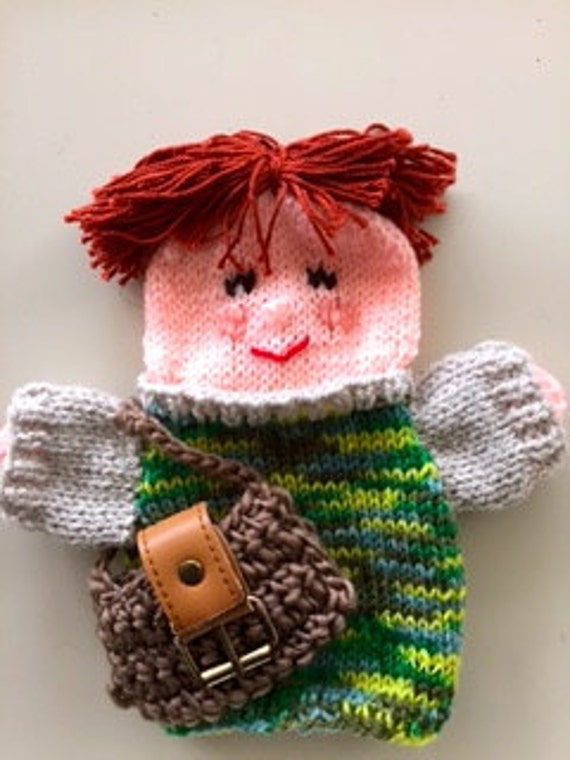 handpop meester gebreide handgemaakte pop met postbode tas.