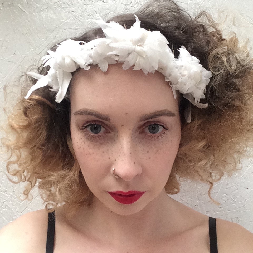 Vintage 60s white silk esque flower wedding/boho/festival pearl bead ...