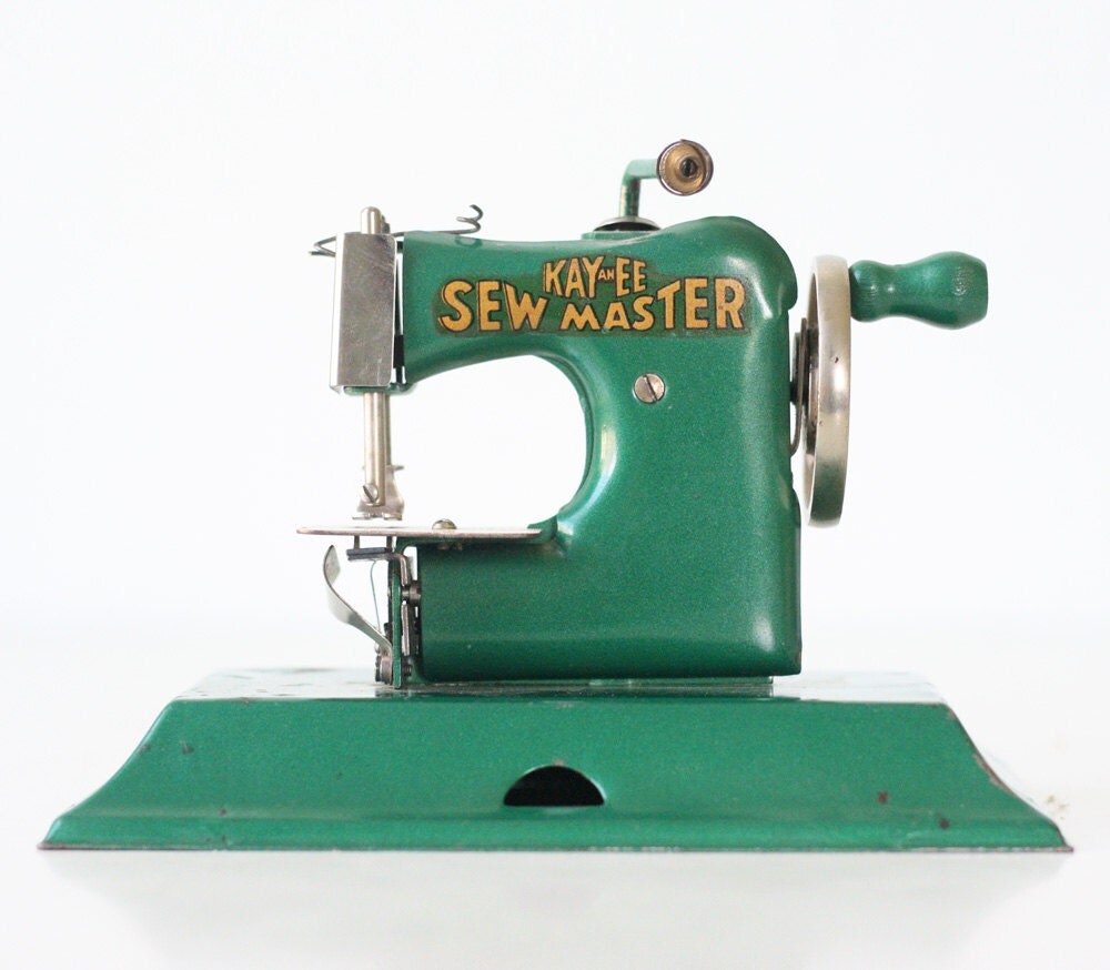 Vintage Sewing Machine KAY AN EE Pink Toy Sew Master Sewing