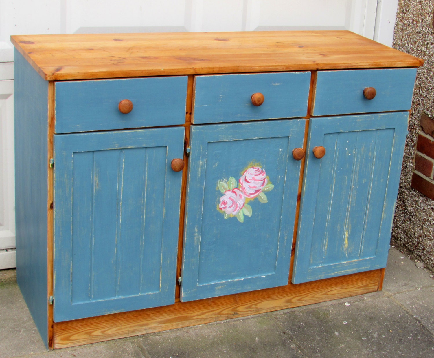 Beautiful, rustic, provençal style painted wooden sideboard – Haute Juice