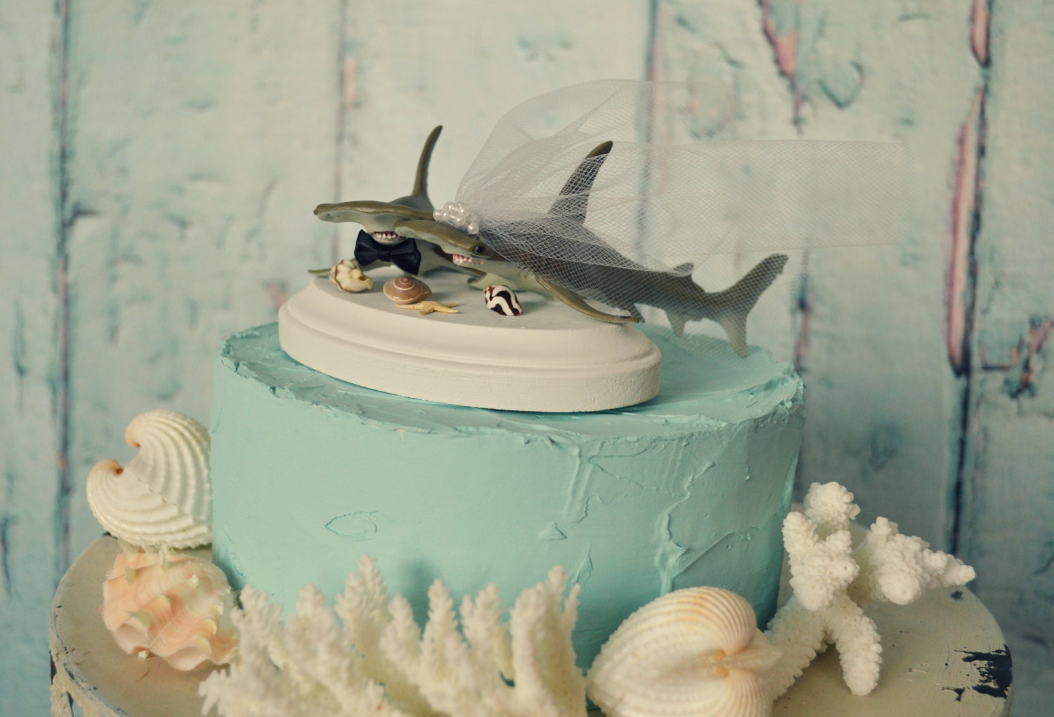 Hammerhead-shark-beach-destination-Hawaii-wedding-cake