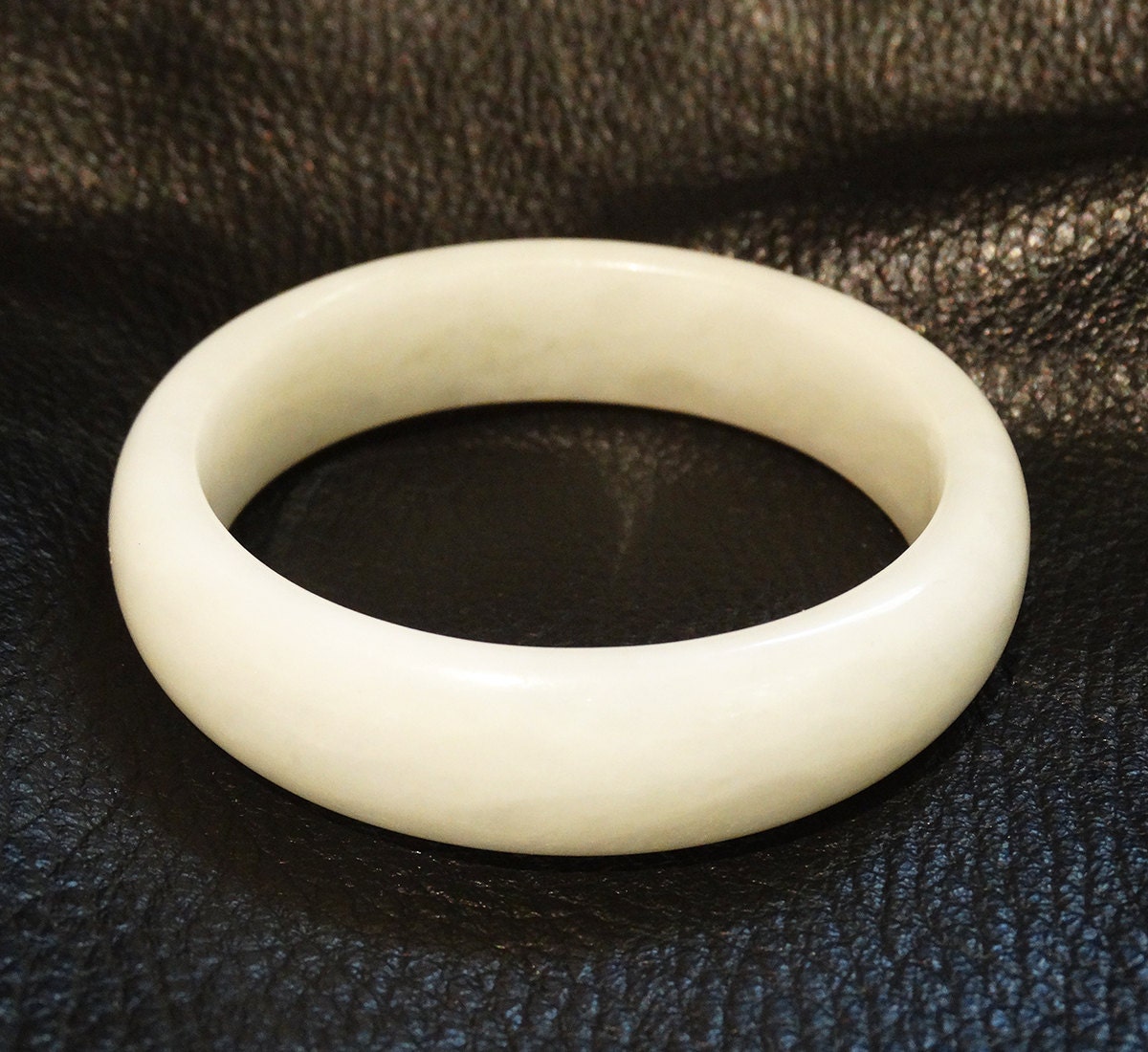 Jade Bangle Mutton Fat White Nephrite 68.9 Grams – Haute Juice