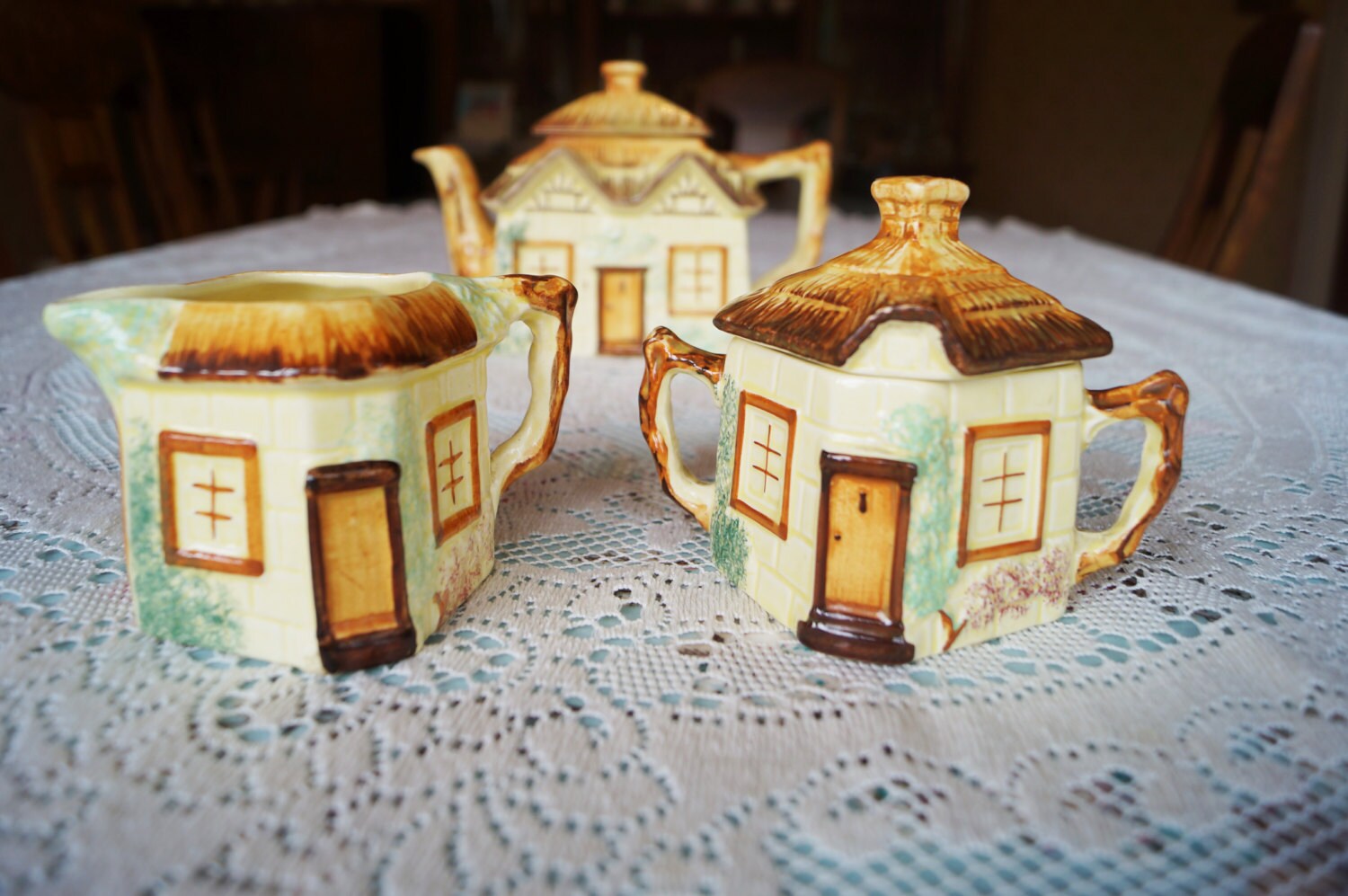 A very sweet vintage ‘cottage ware’ cream jug and lidded sugar bowl ...