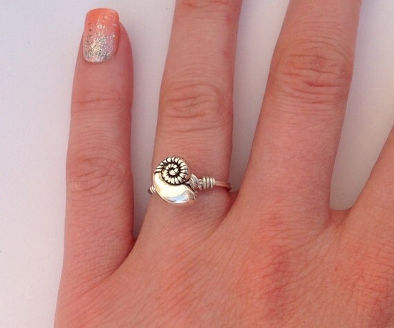 Items similar to Silver Seashell Ring on Etsy