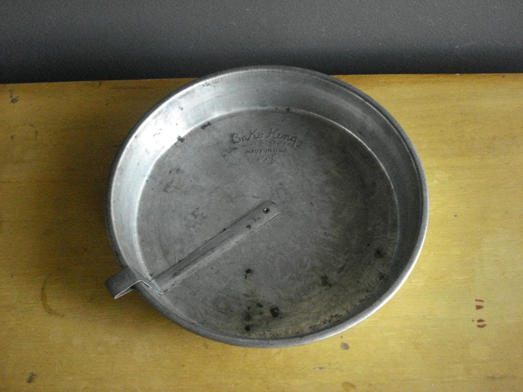 Bake King Cake Pan – Vintage Baking Tin with Spinning Release Bar ...