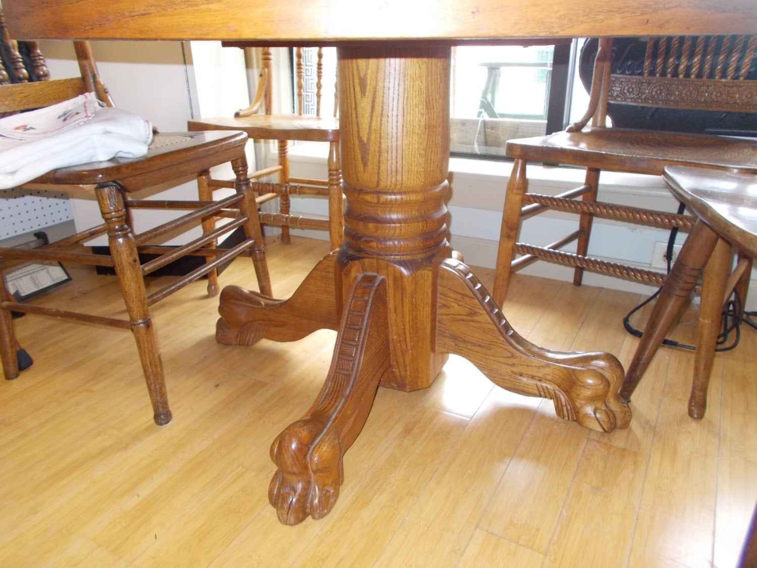 Antique Round Oak Table With Pedestal and Lion Paw Feet – Haute Juice