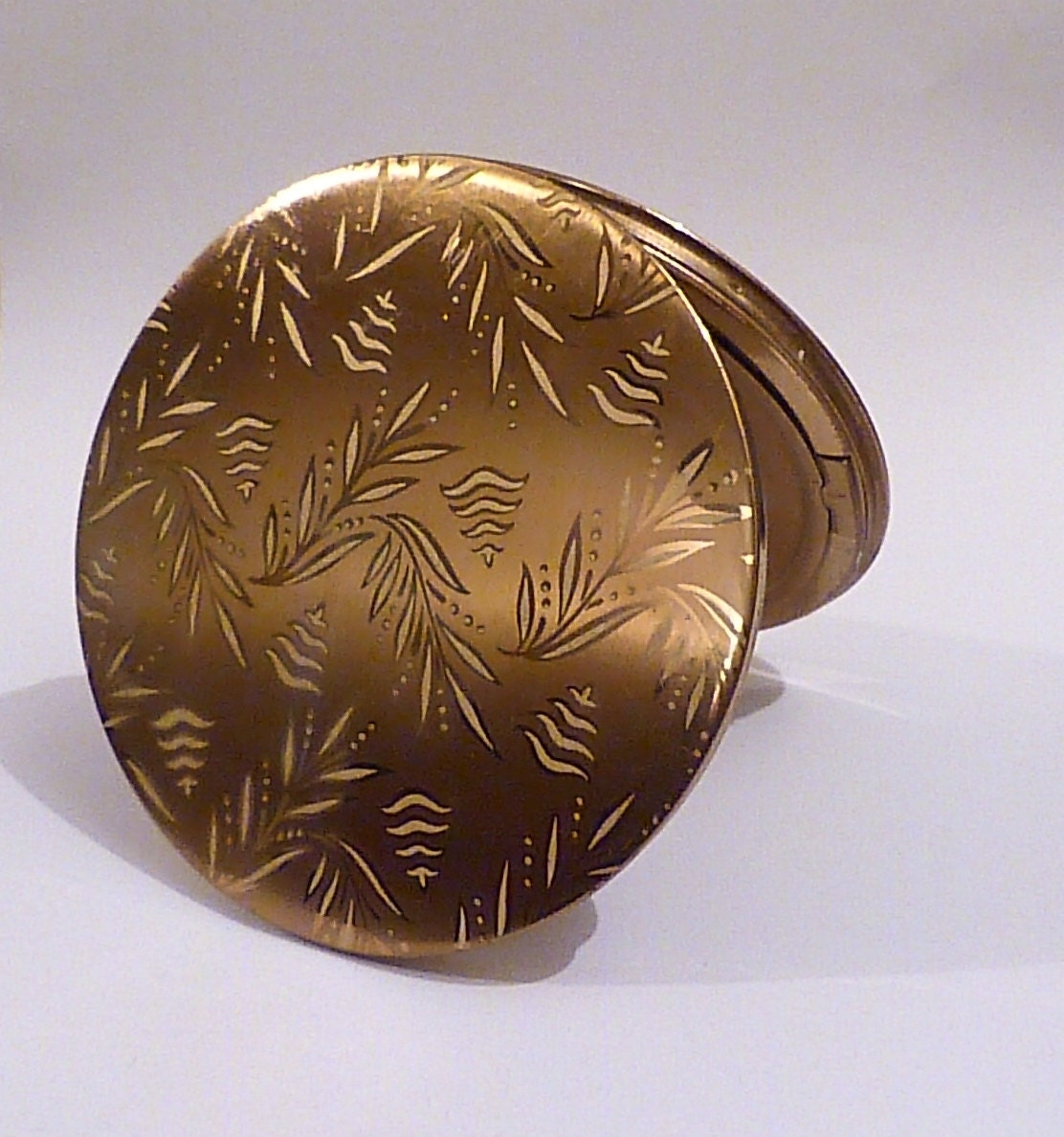 Vintage gifts for her compacts compact mirrors Vogue Vanities powder ...