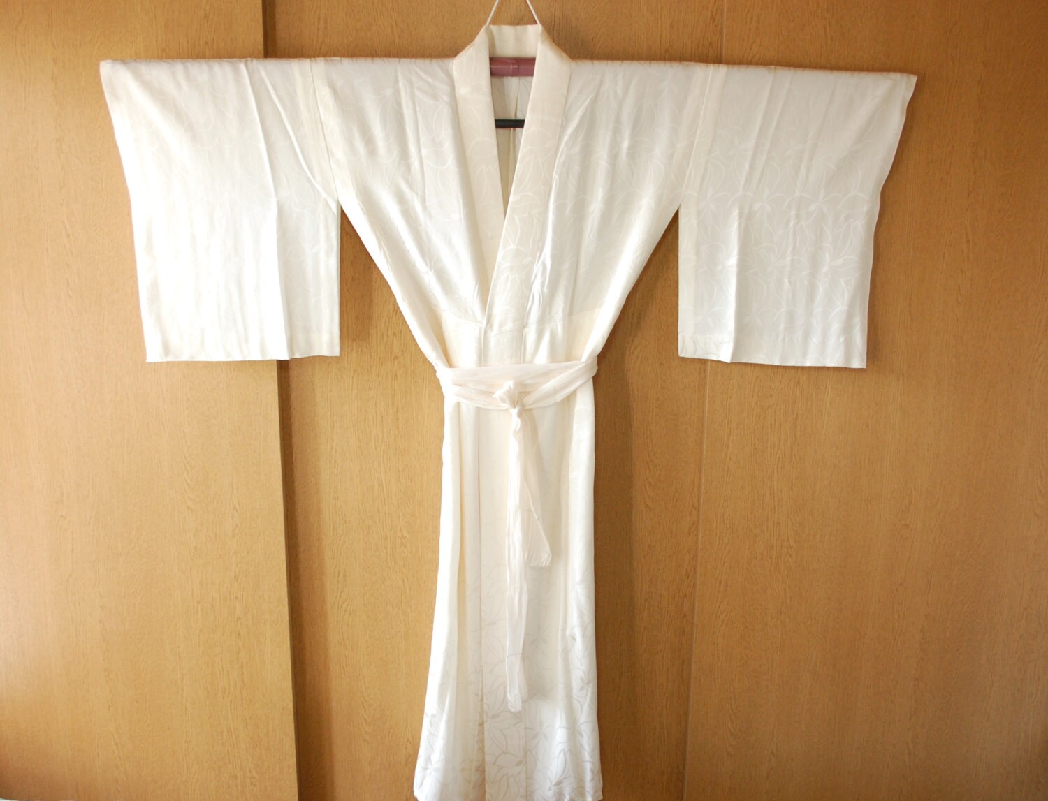 Cream White Juban Underkimono Robe With Floral Pattern 二 – Haute Juice