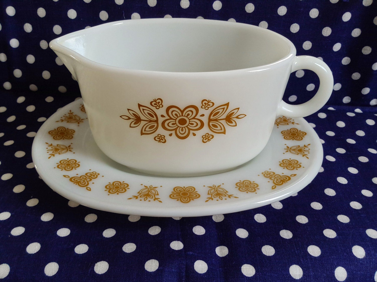 Vintage Pyrex Butterfly Gold Gravy Boat and Dish 1970s 1980s – Haute Juice