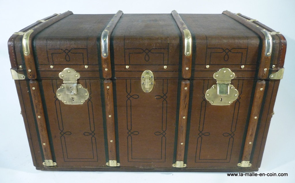 Convenient curved trunk – Haute Juice