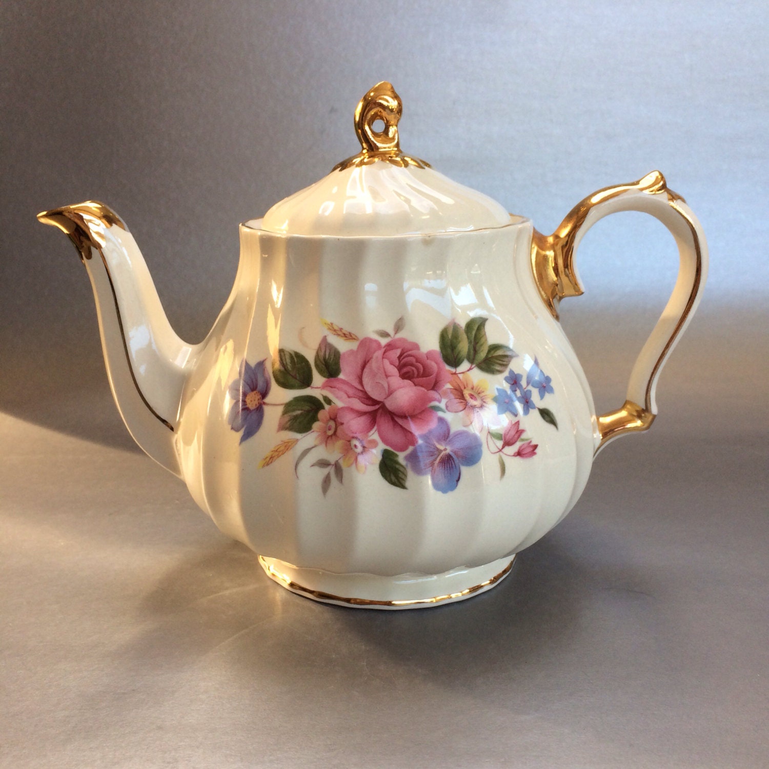 The Prettiest Floral and Gold Sadler Vintage 5 cup Teapot – Haute Juice