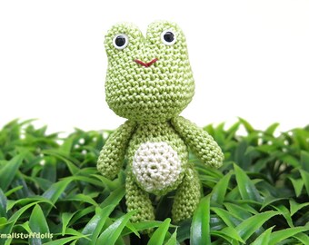 Miniature frog mini crochet frog small green frog miniature