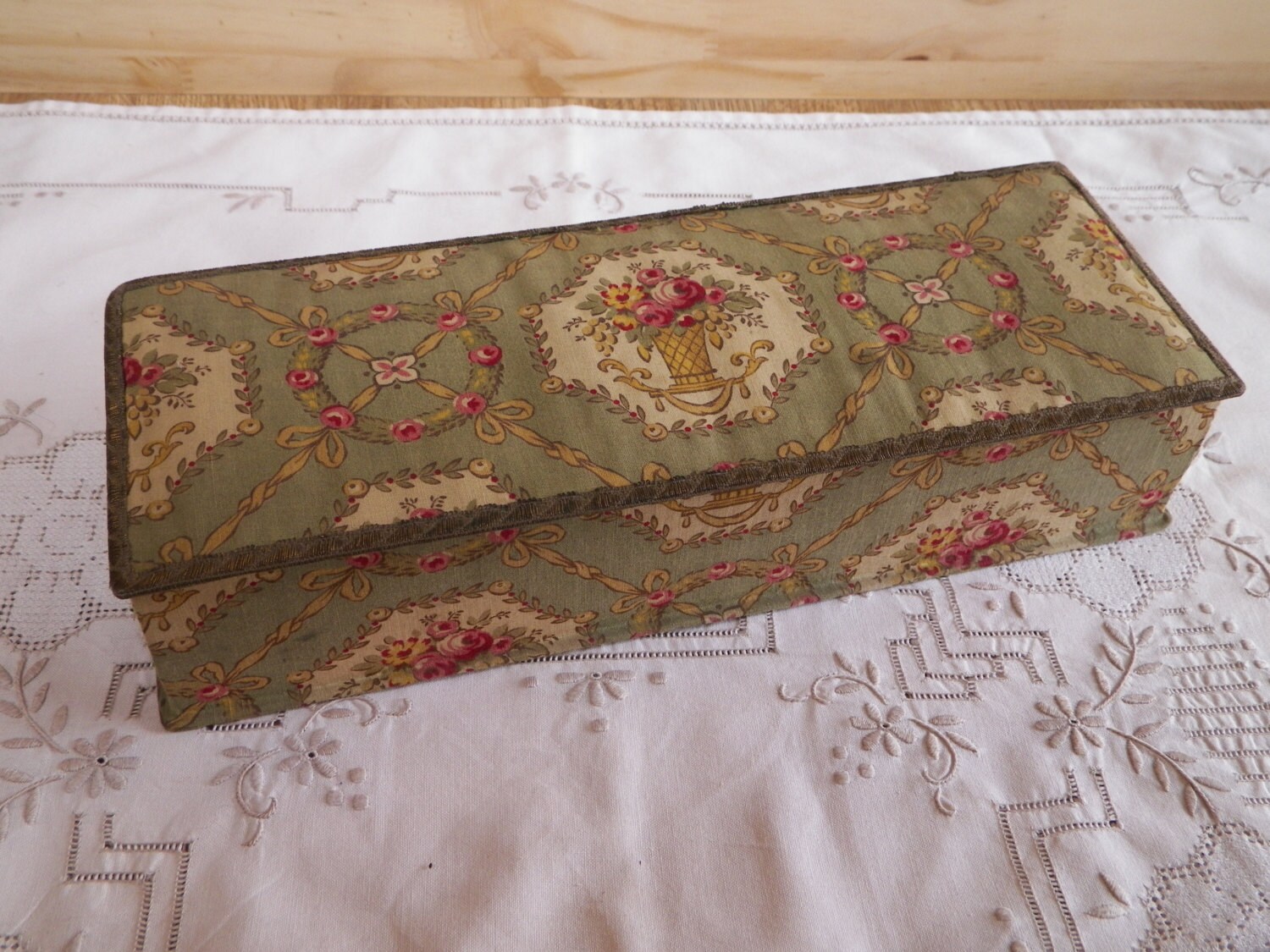 Fabric and trimmings box pattern floral box XVIIIth century roses on ...