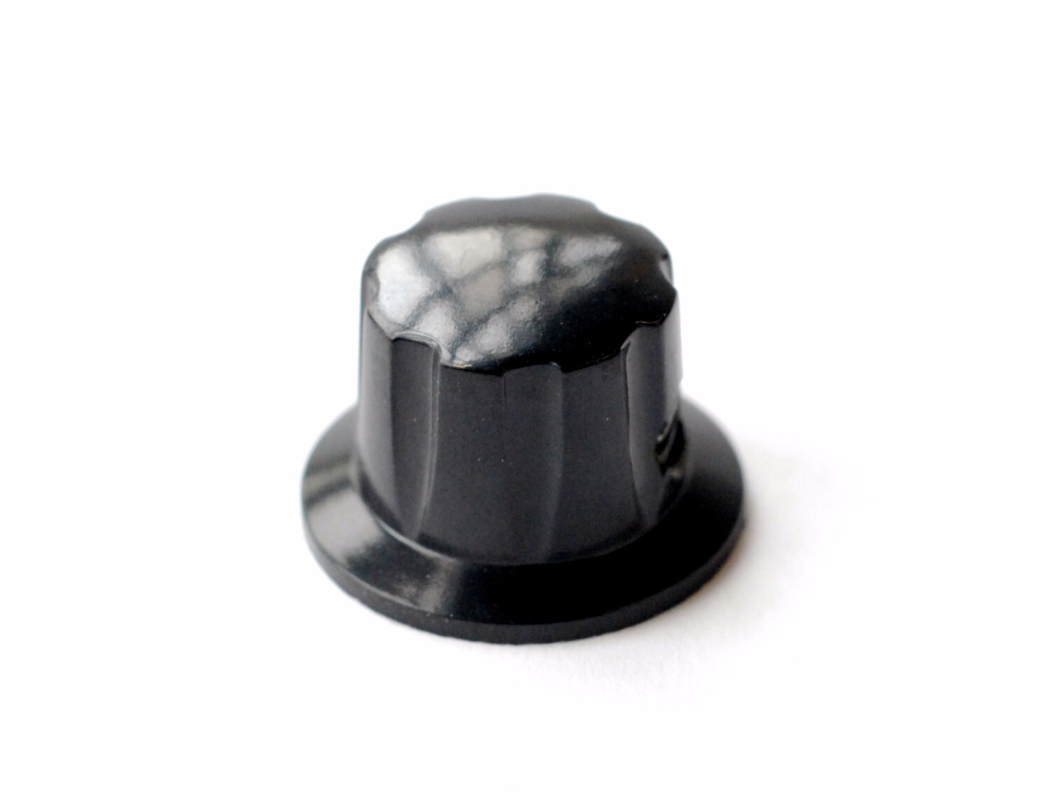 Small skirted Bakelite radio knob for 3/16 shafts