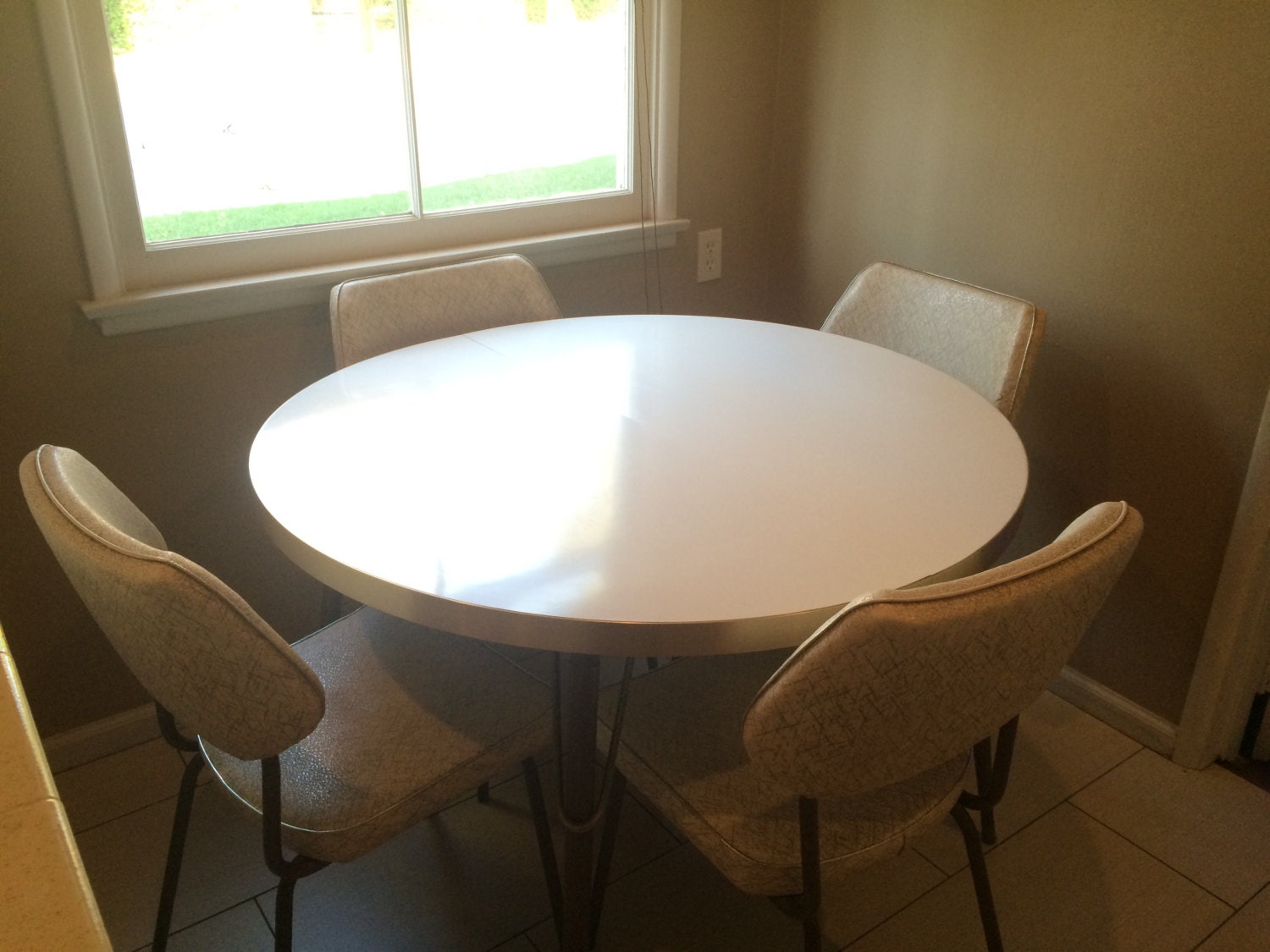 Vintage round 50’s Dining Table – Haute Juice