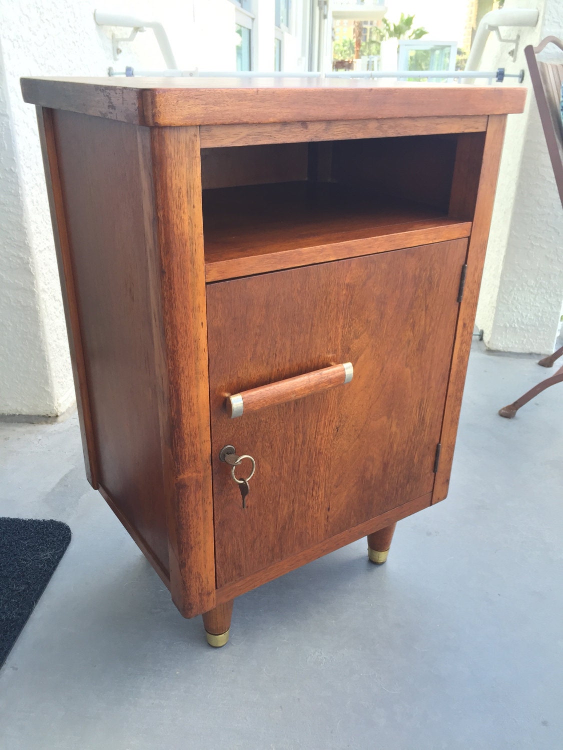 MID CENTURY MODERN Locking Side Table – Haute Juice