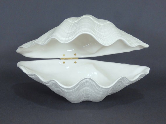 Items similar to Ceramic Hinged Clam Shell in White 10 3/4" Ceramics ...